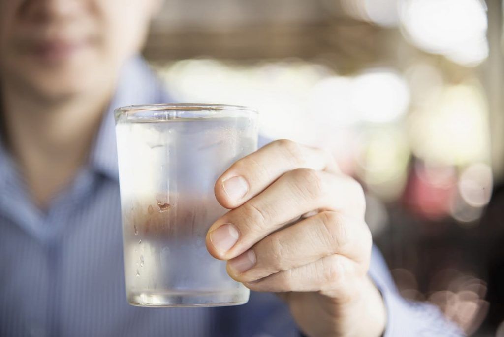 ¿Beber agua con las comidas interfiere en la digestión? - Viva mi salud
